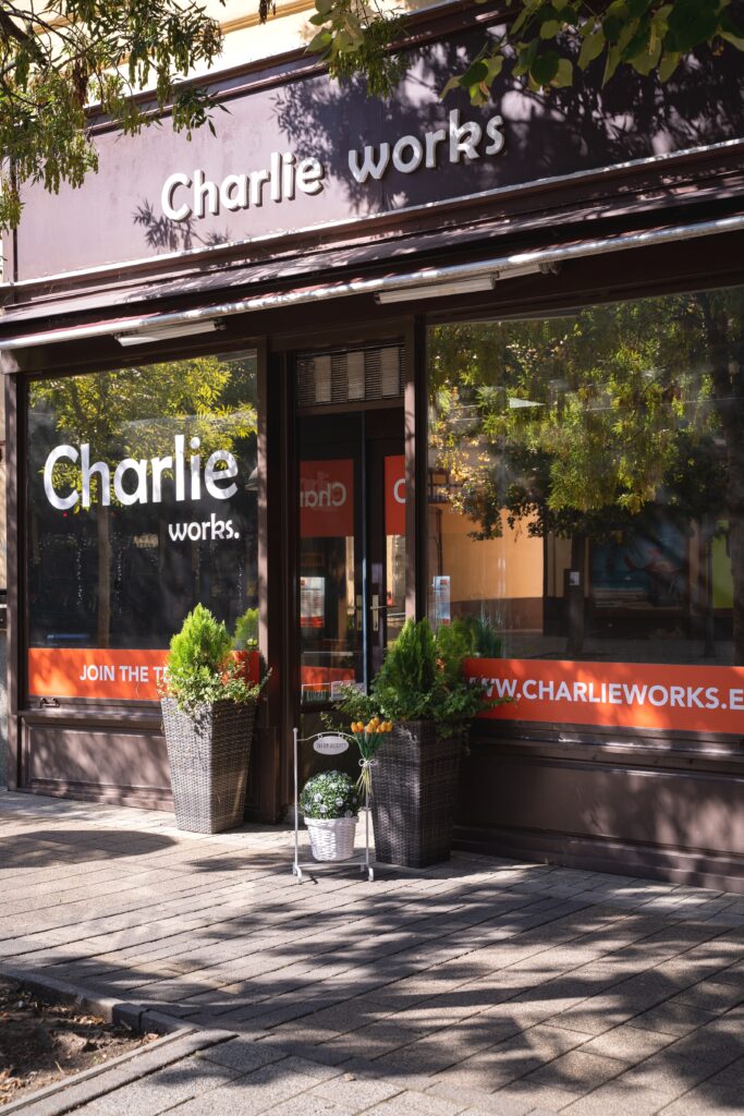 Locaties - Charlie works